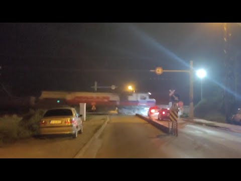 Bir trenin hemzemin geçitten geçişi.
