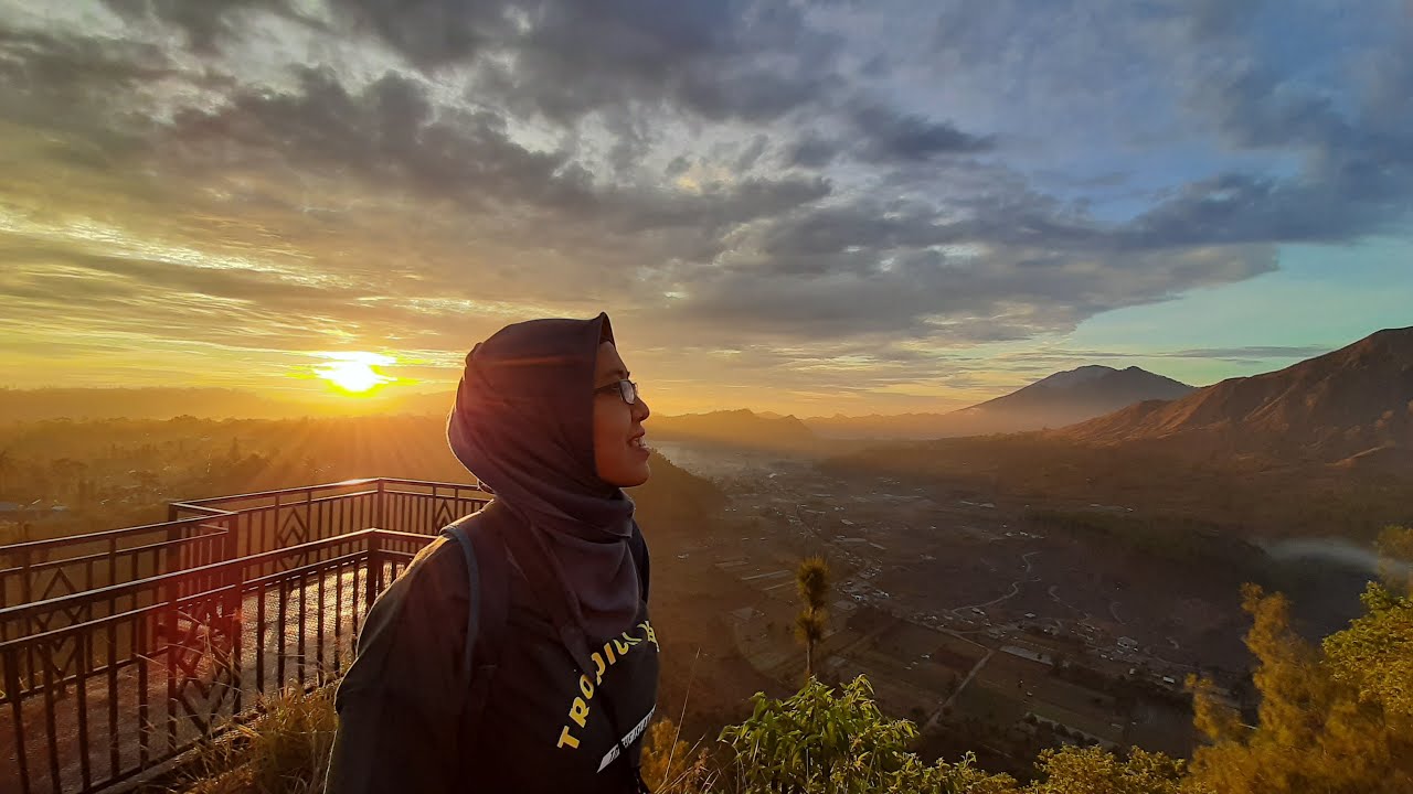 Sunrise at Desa Pinggan Bali - YouTube