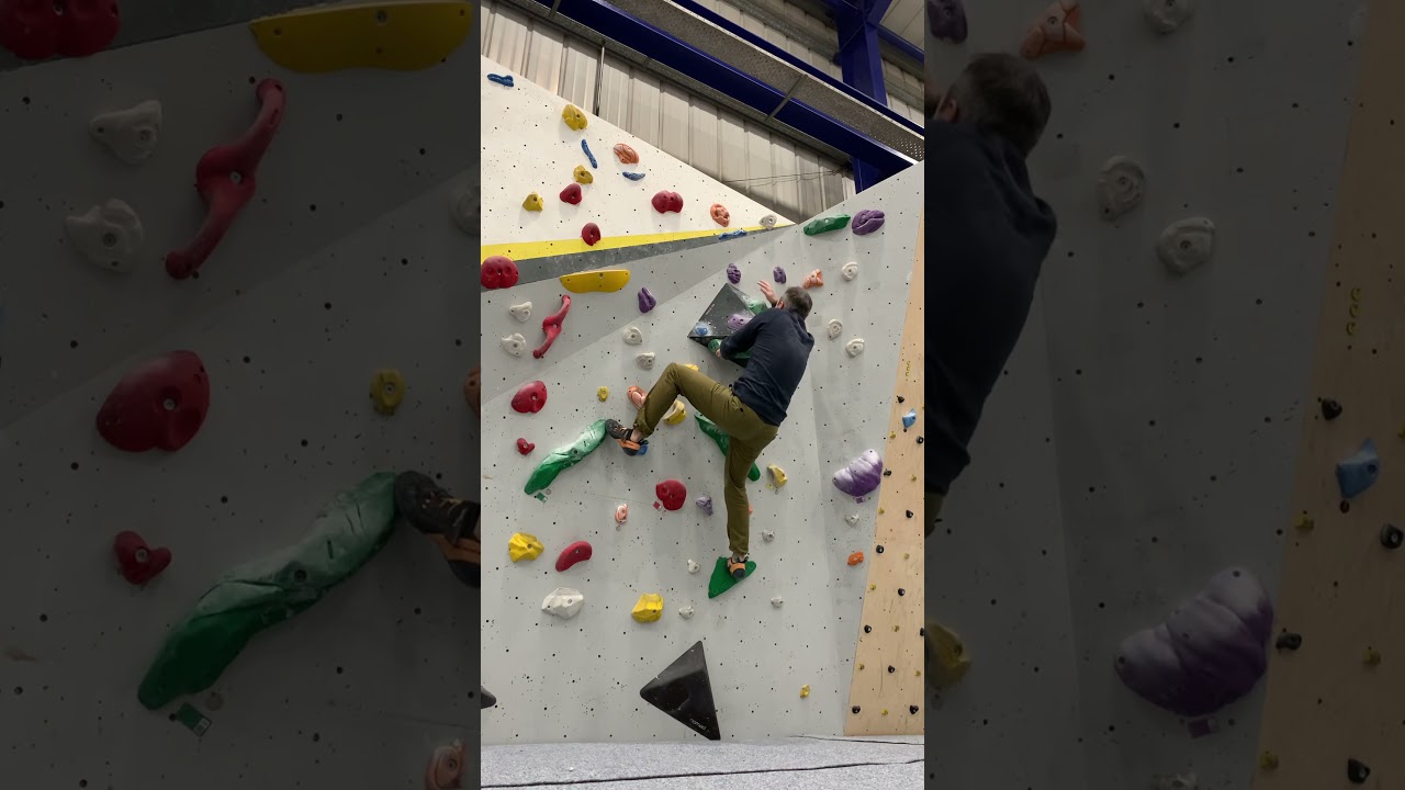 Green V2-V4 bouldering problem at Boulder Hut - YouTube