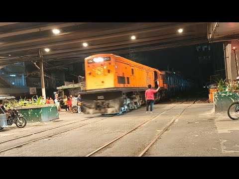 PNR DEL 913 Hauling EMU 5 and DEL 922 as First EMU Sleep Biñan Laguna ...