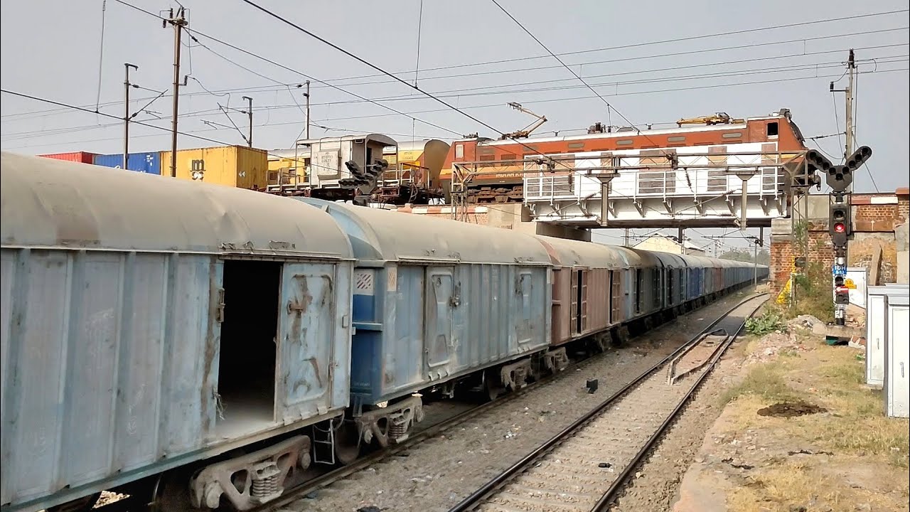 अद्भुत दृश्य - मालगाड़ी के ऊपर से निकली दो ट्रेनें । Two Trains running ...