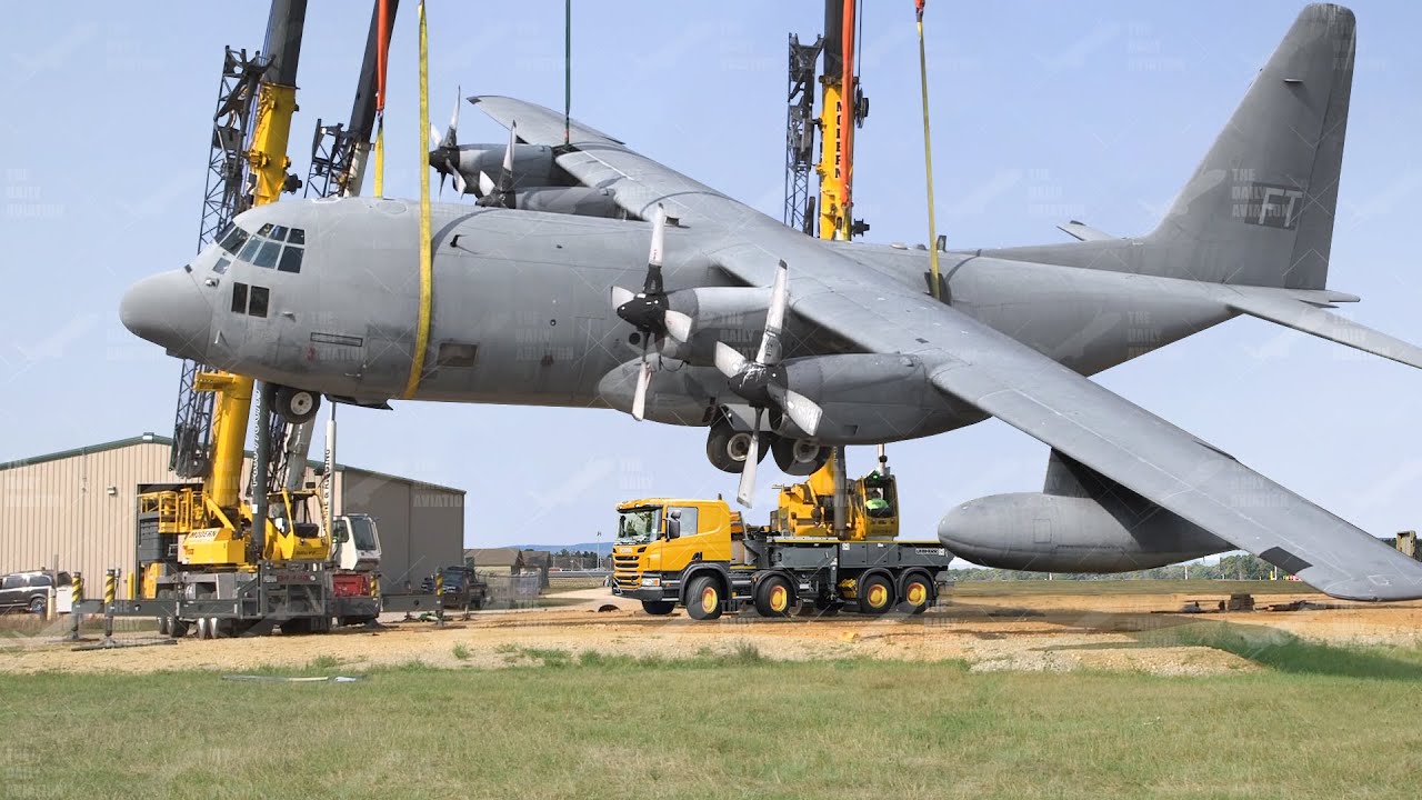 US Special Team Recovers Giant Aircraft Like a Toy - YouTube