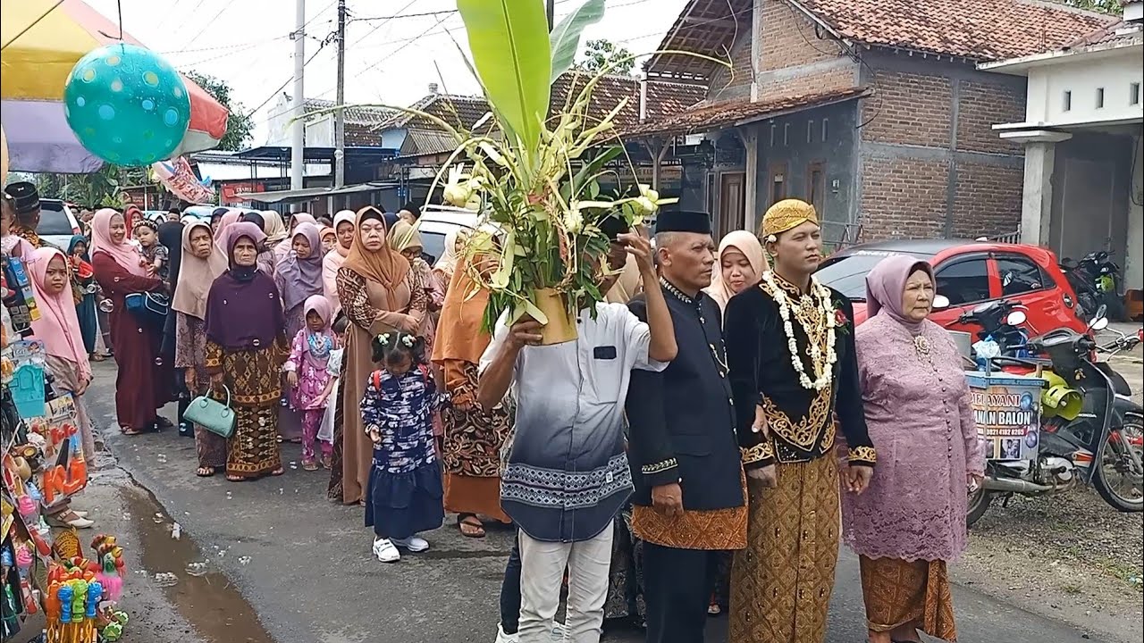 Suasana Temu Manten Adat Jawa di kampung ‼️ Pengiringnya Full Membludak ...