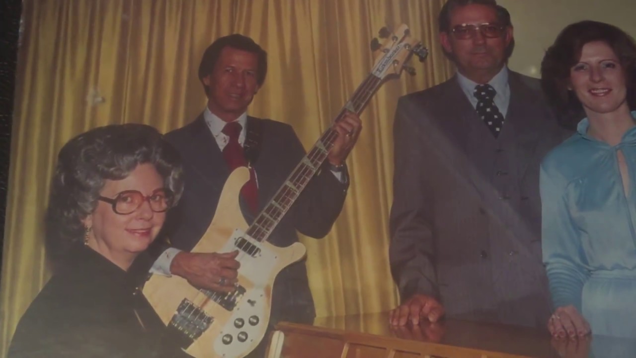 Dan Ealey Gives His Rickenbacker Bass To Paul McCartney At Juniors Farm ...
