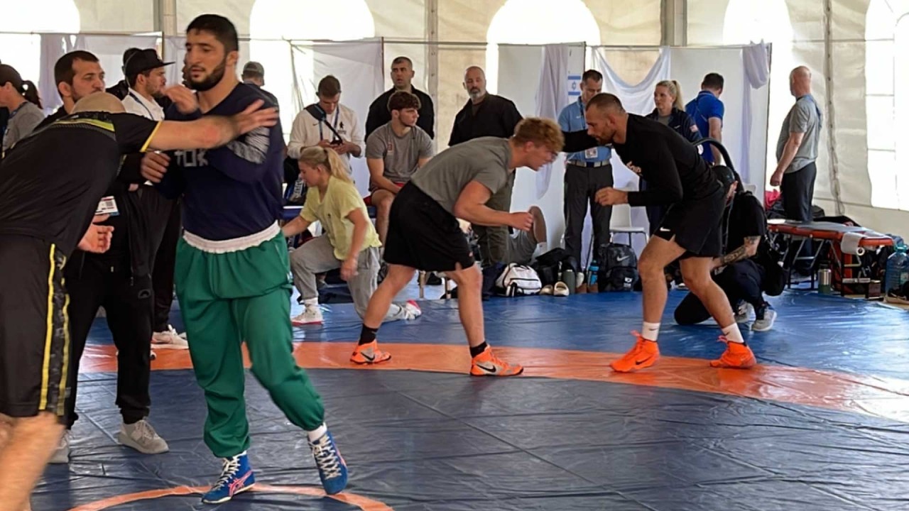 David Taylor And Sadulaev Warm Up Side By Side Moments Before Their ...