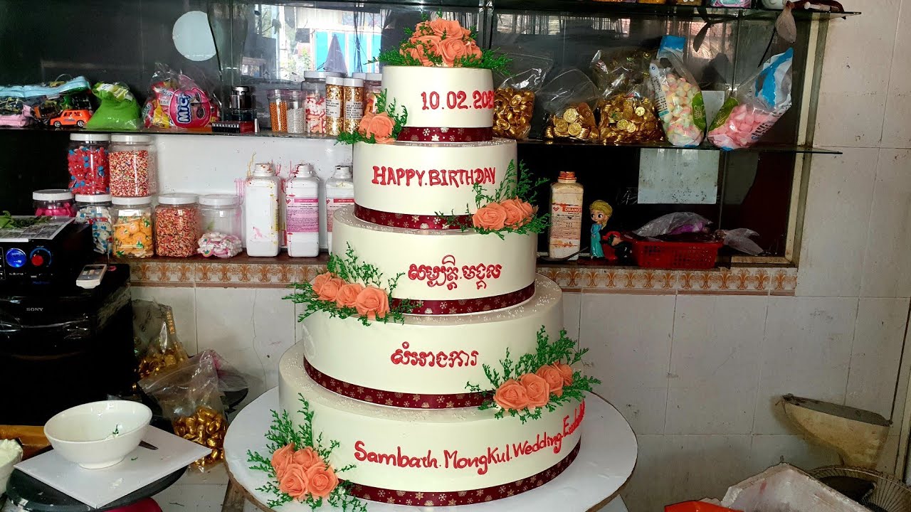 Overlapping 5-layer cake in a simple style, decorated with orange roses ...