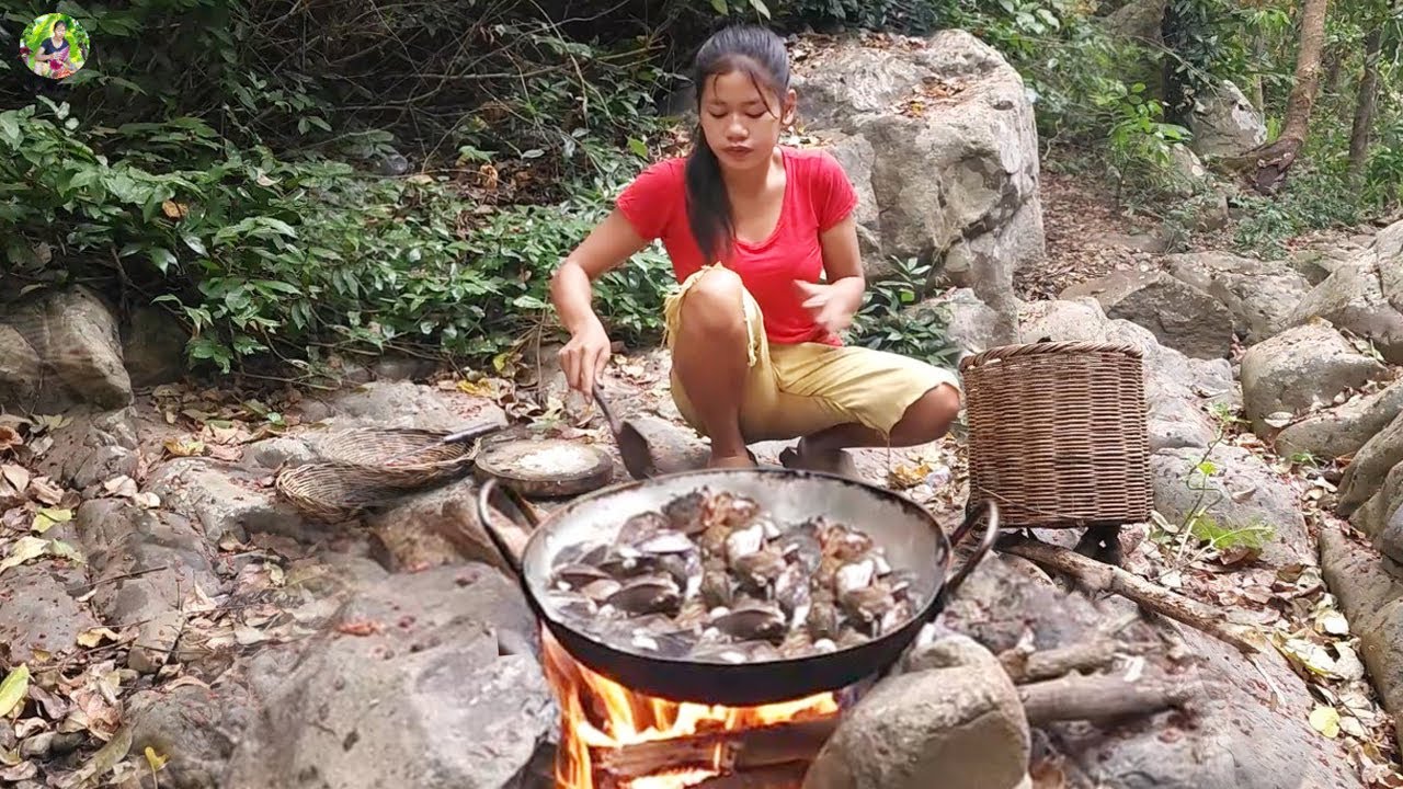 Survival Food: Catching River Shells and Boiling for jungle yummy ...