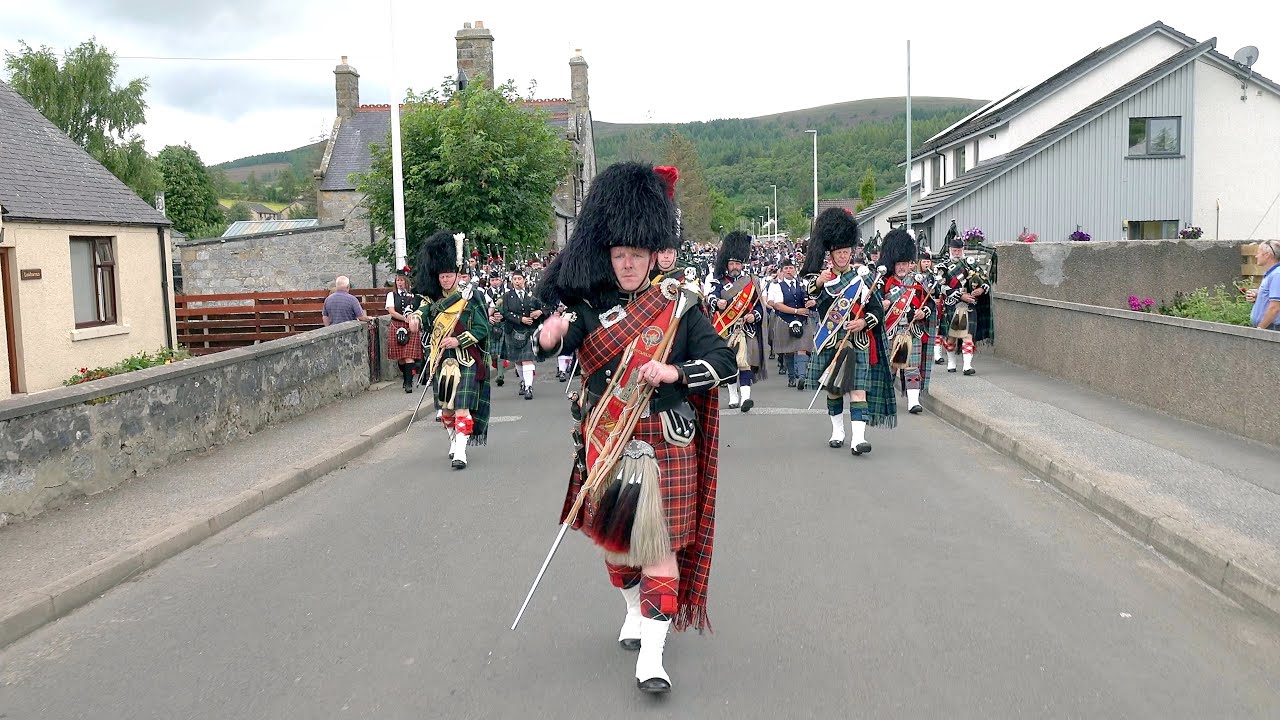 Scotland the Brave as Drum Majors lead the Massed Pipe Bands away from ...