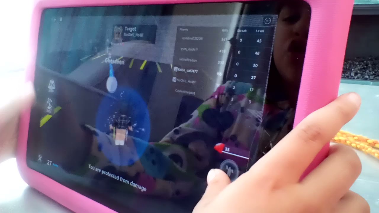 Celeste plays with knives😈 (Roblox) - YouTube