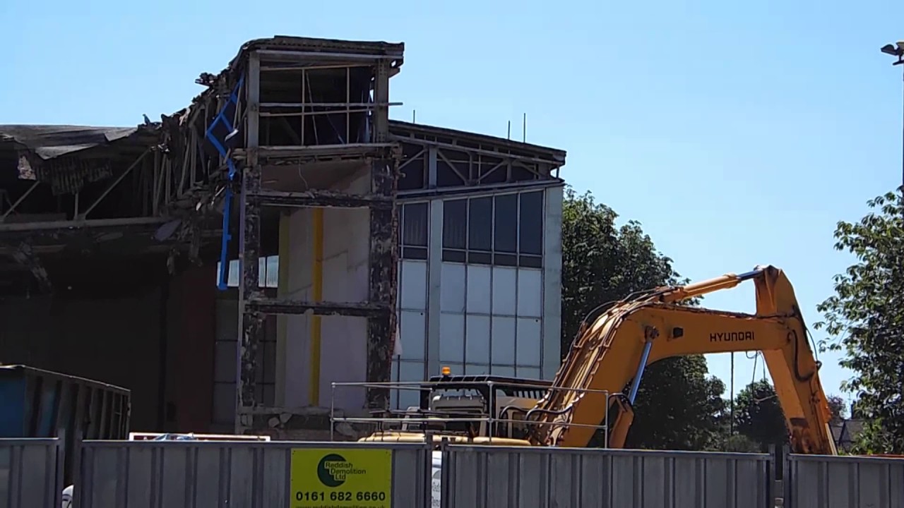 Scartho bath demolition grimsby - YouTube