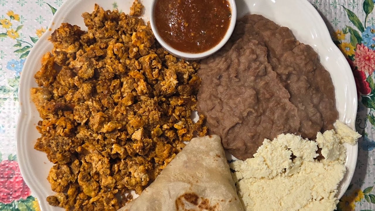 Frijoles Refritos y Chorizo con Blanquillos - YouTube