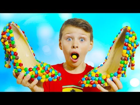 Ali and Adriana Pretend Play Selling Sweet Shoes