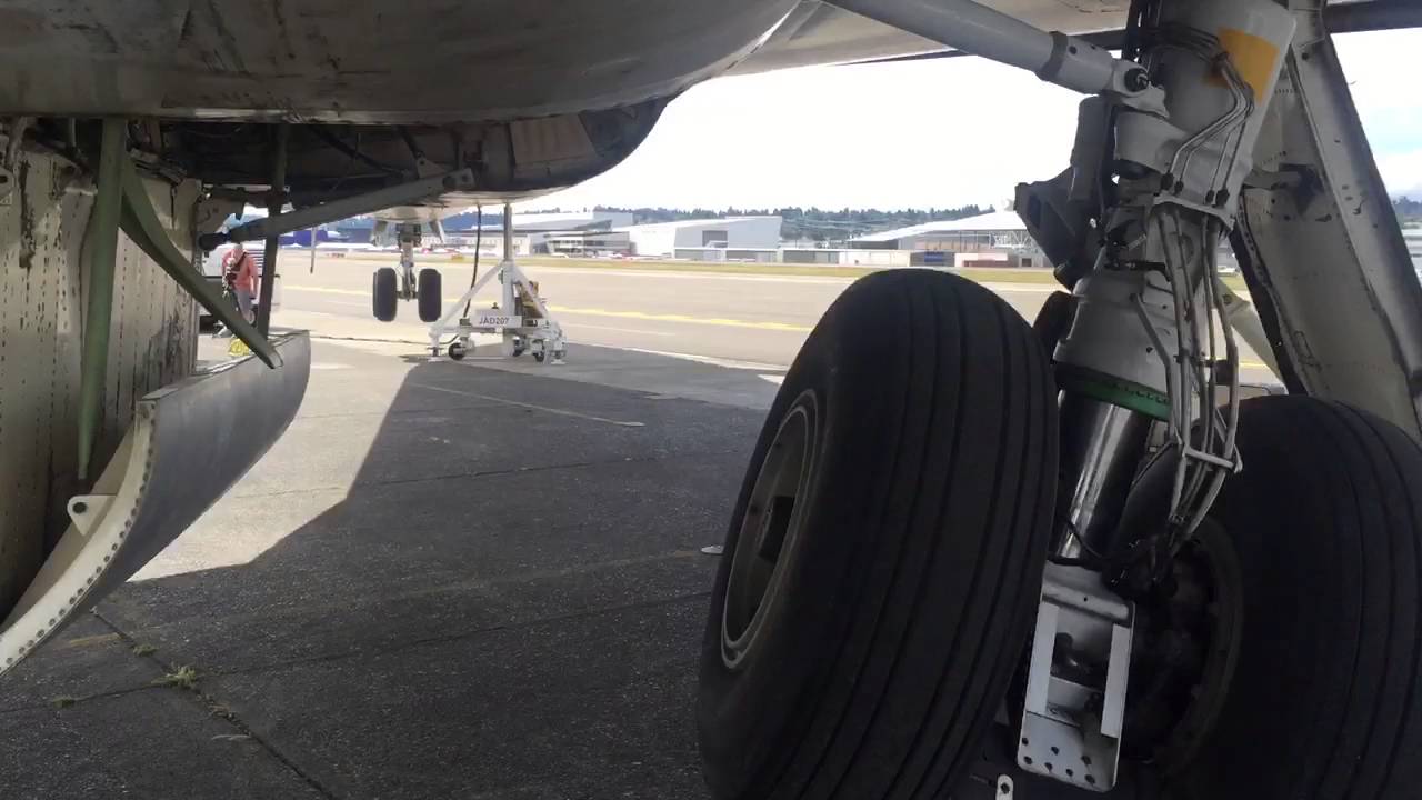 American Airlines 727-200 Emergency Extension - YouTube