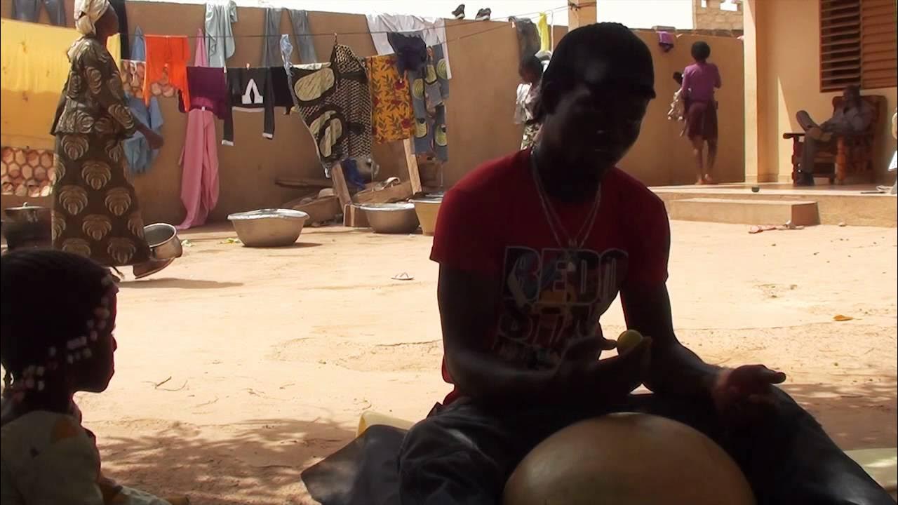 "La Calebasse" par Ali Diarra - Reportage - YouTube