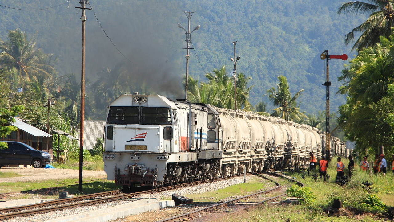 Triple Traksi Lokomotif BB 303 Ala Divre 2 - YouTube