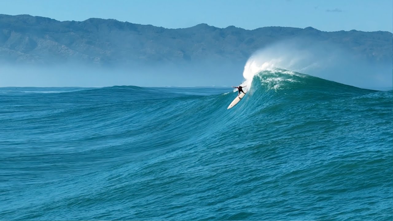 Surfer Goes Completely AIRBORNE At Outer Reef | Day Before THE EDDIE ...