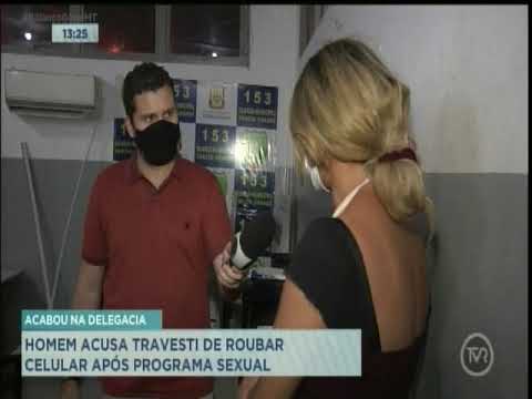 Homem acusa travesti de roubar celular após programa sexual