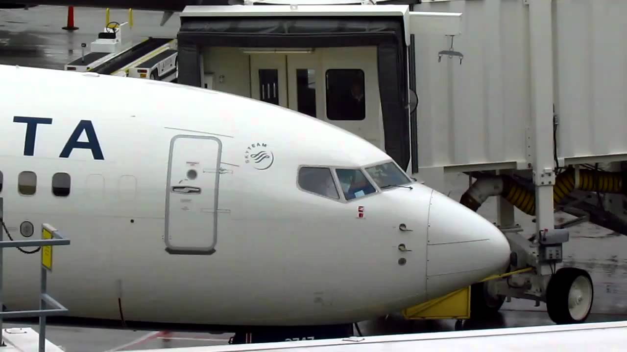 Delta Airlines Boeing 737-800 Arriving At The Gate In Boston - YouTube