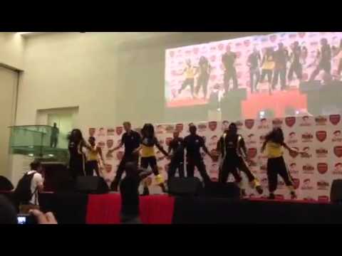Arsenal players dancing on a visit to Nigeria - YouTube