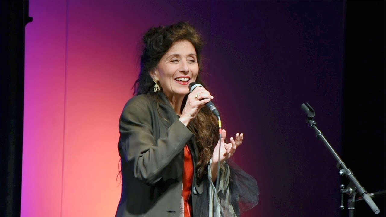 Le nombril de la femme d’un flic | Timna Brauer & Elias Meiri - YouTube