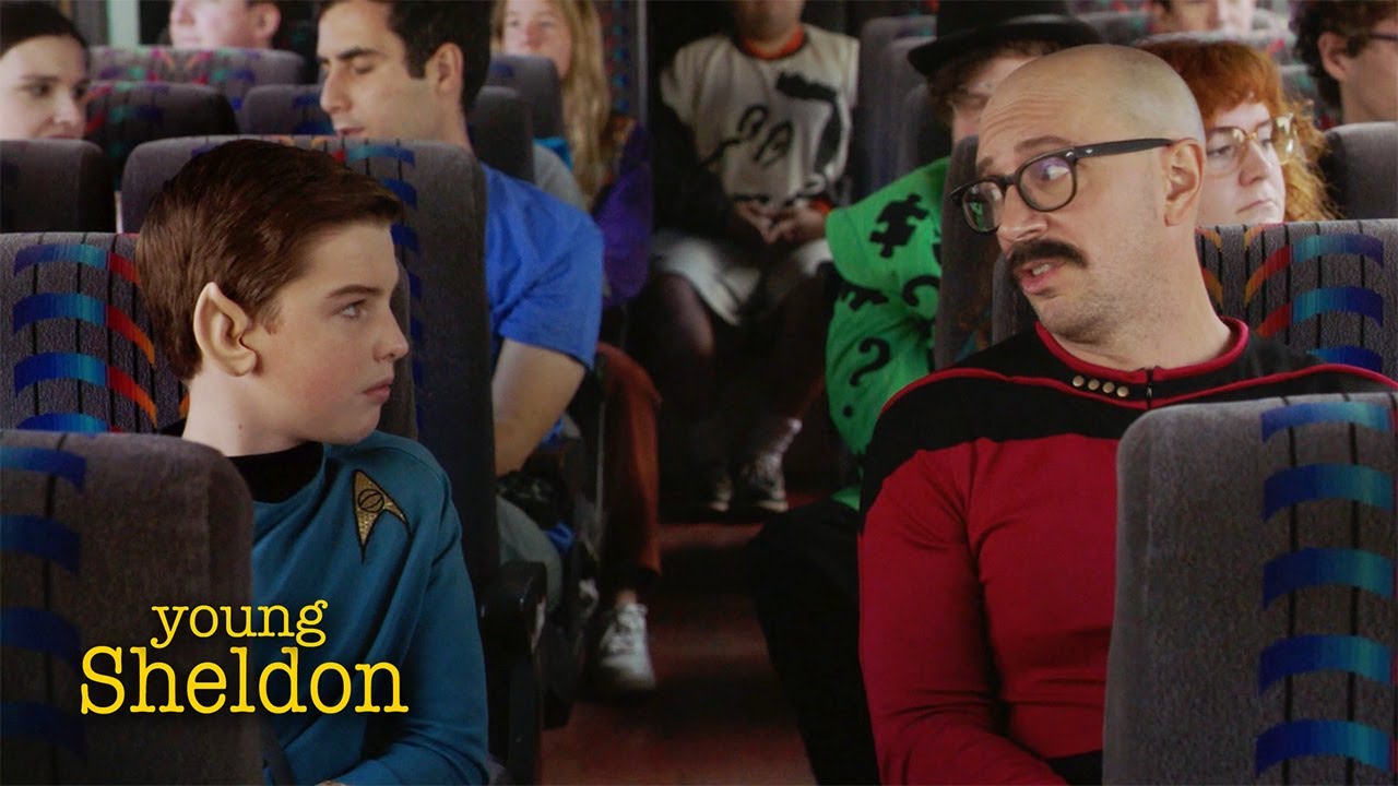 Sheldon's First Trip to Comic Con | Young Sheldon - YouTube