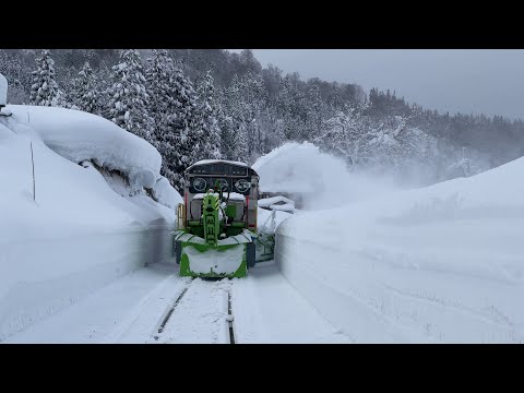Train clears heavy snow in Japan - YouTube