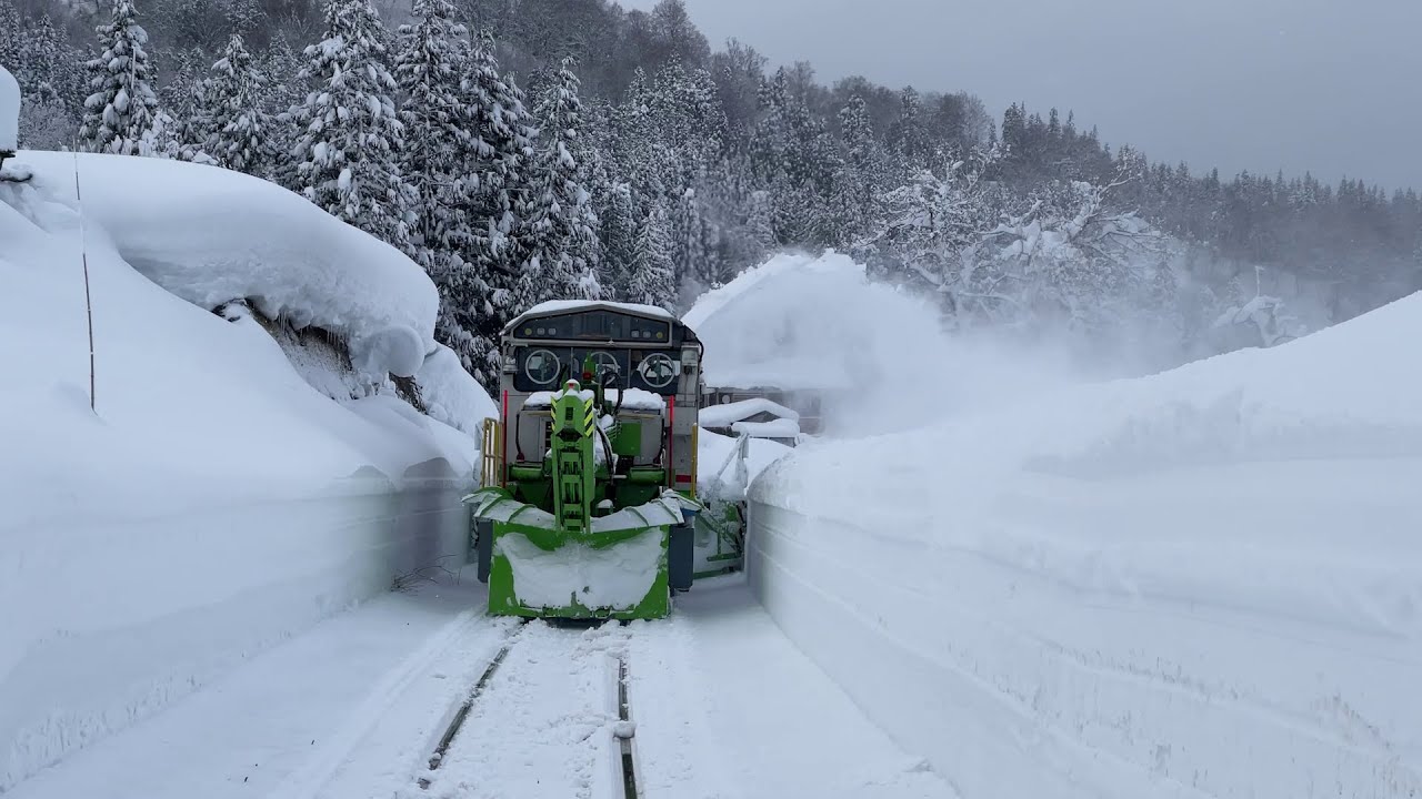 Spectacular footage - train in heavy snow - Japan - YouTube