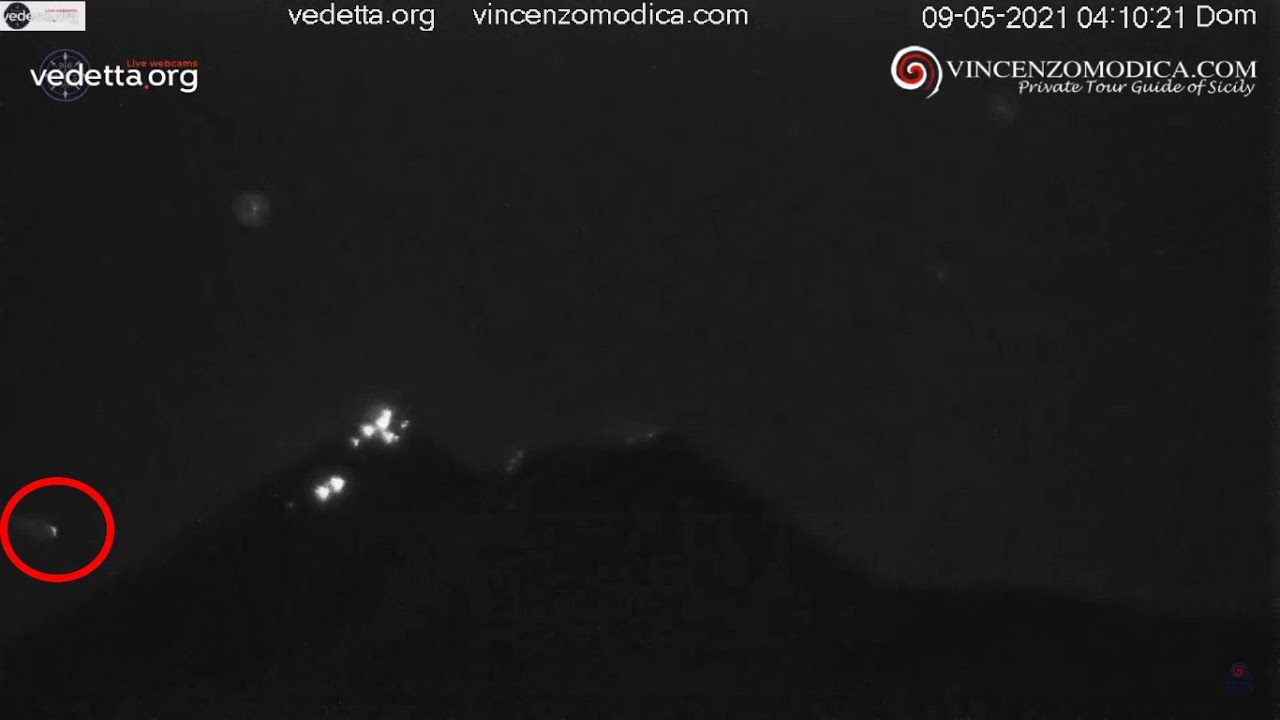 Chinese rocket caught on camera during his fall to the earth - YouTube