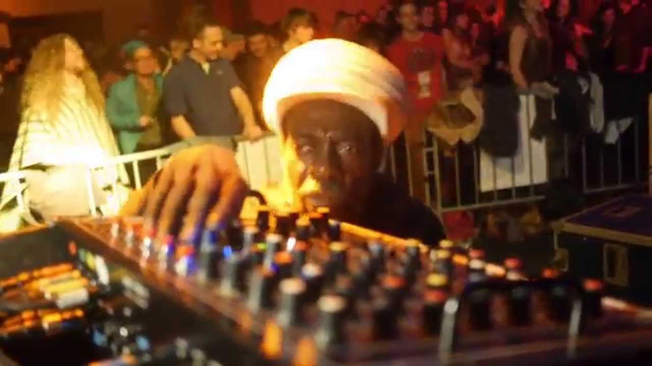Reggae Bus avec Aba Shanti I et Kibir la Amlak soundsystem - YouTube
