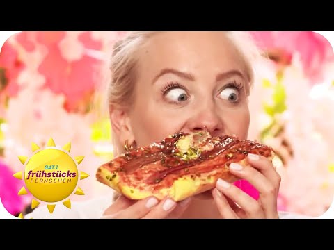 Lynn bakes a rhubarb sheet cake | SAT.1 Breakfast Television