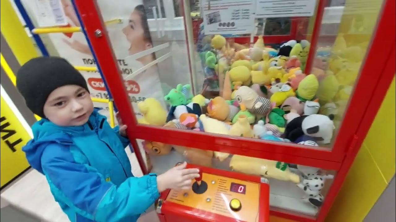 Автомат с игрушками!Хватайка!Сиренеголовый помогает - YouTube