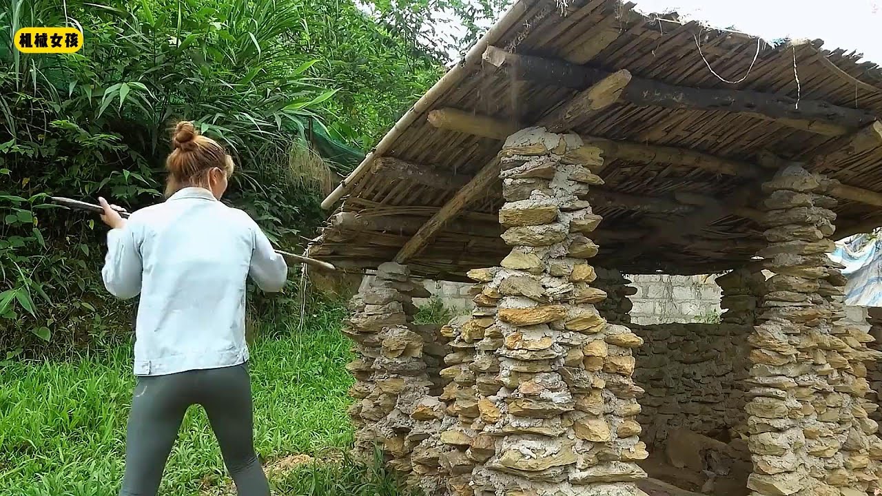 The girl built her own house in a simple way, it looks really strange ...