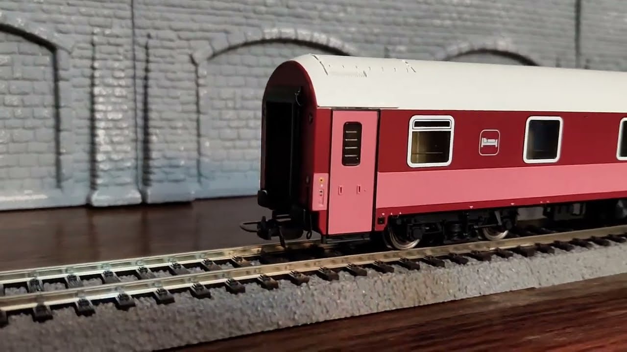 DR Class V180 (PIKO), спальный вагон WLABmz der DR (LS Models) - YouTube