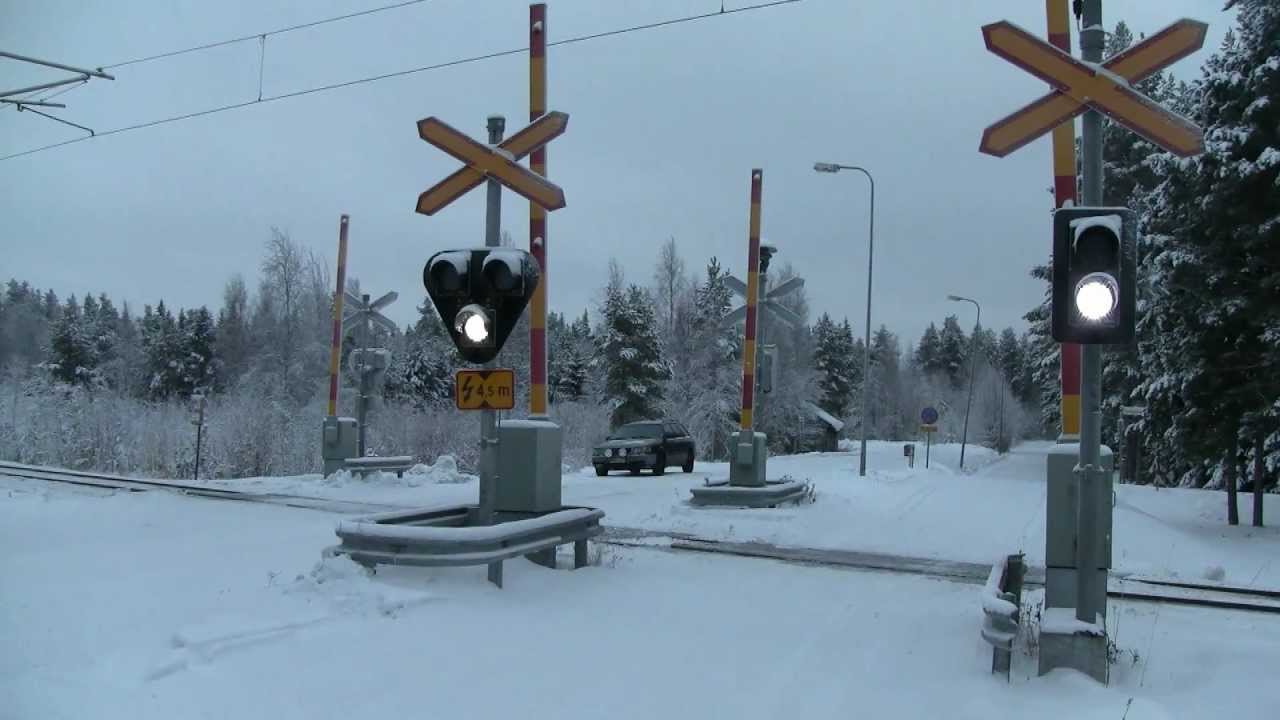 Finnish Freight Train 5404 passes korkalonkangas level crossing - YouTube