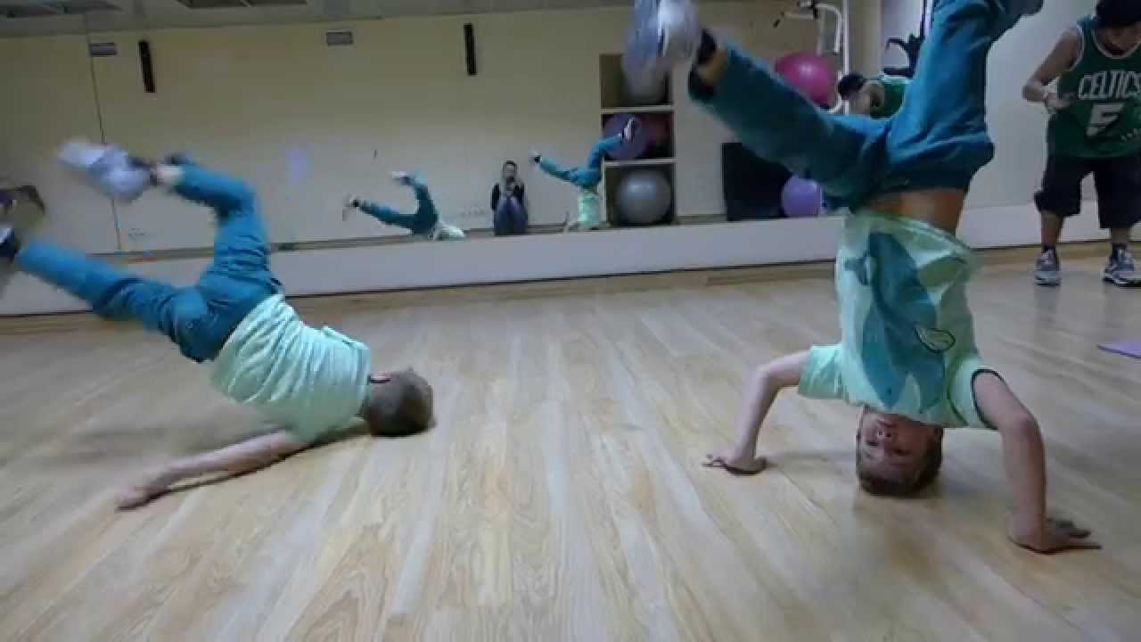Break Dance Training. Близнецы на Тренировке - YouTube