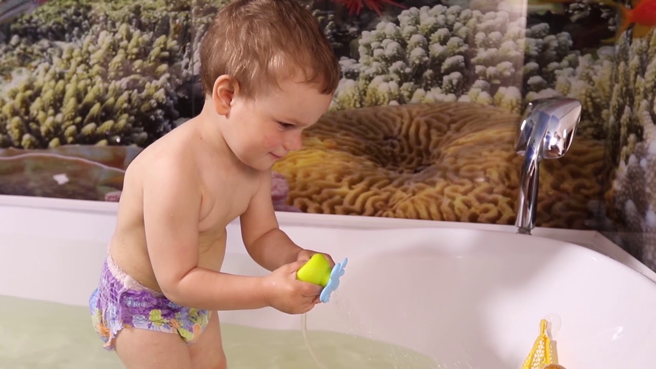 【K's Kids】Bathing with Baby Wayne & Julia - YouTube
