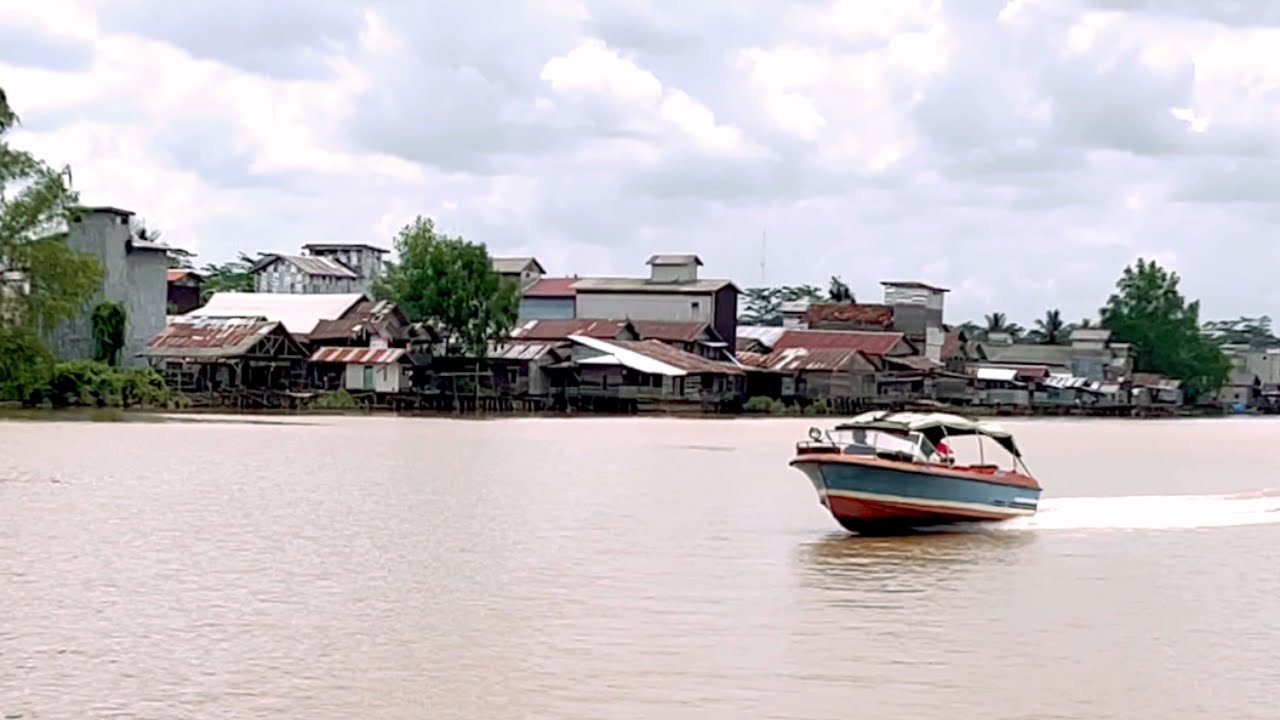 Rumah pinggir sungai Kalimantan tengah || nyebrang pakai kapal peri ...