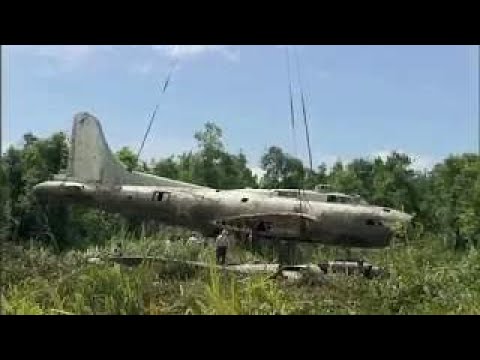 CG049 B 17 Flying Fortress Swamp Ghost - YouTube
