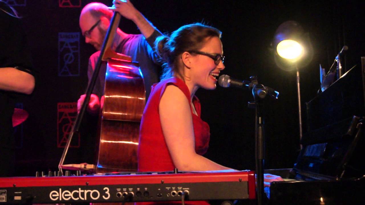 Signe Nørgaard - Sang med vinden (Live) - YouTube