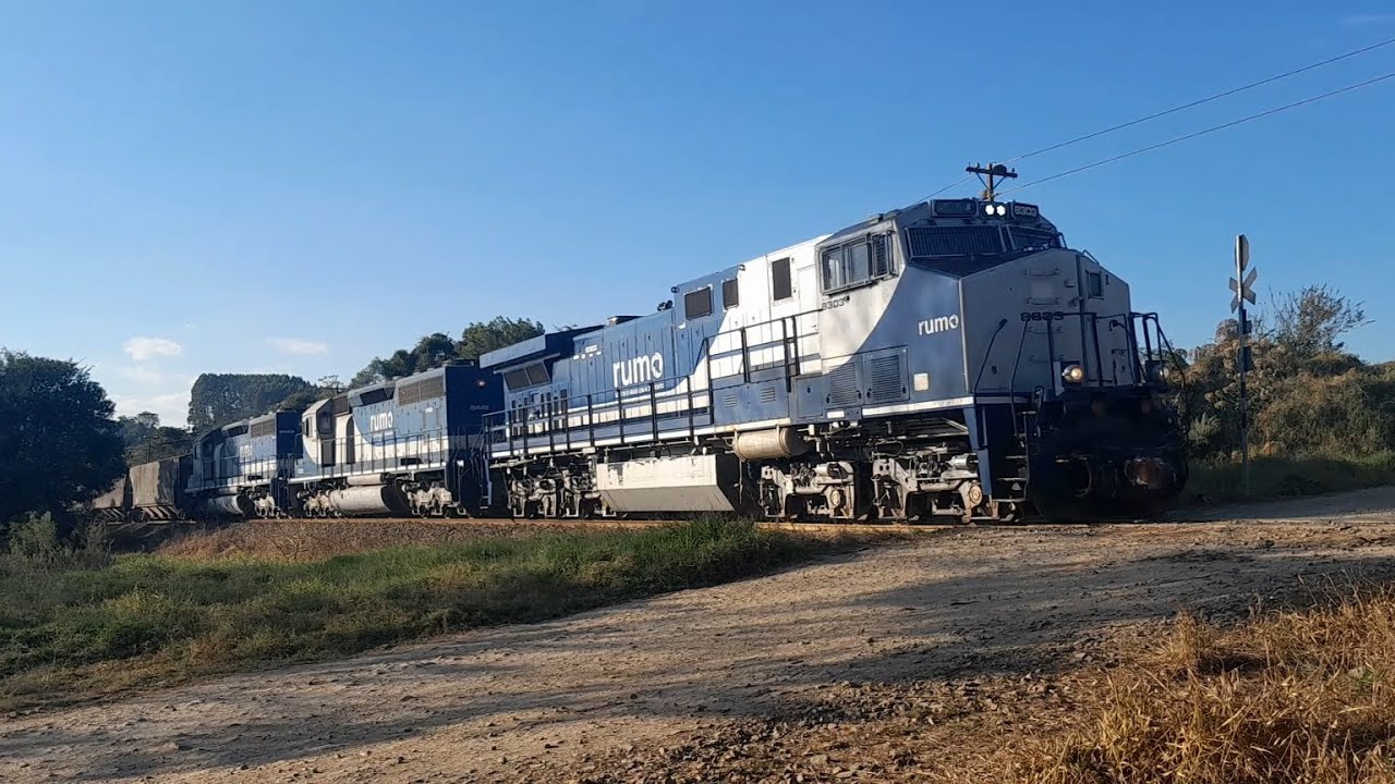 Trem com 4 locomotivas da Rumo com Dash-9 e SD40 - YouTube