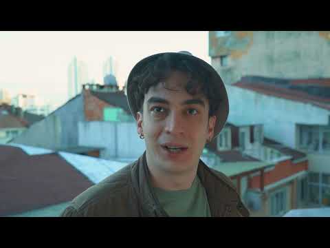 kendinden bahsetmese de kendini övdüren