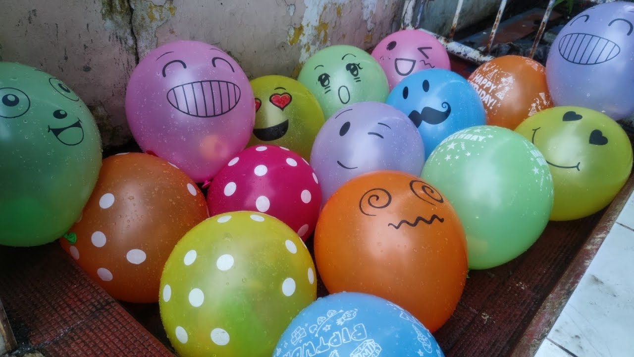 Bermain balon meletus menemukan banyak hadiah || POpping balon air ...