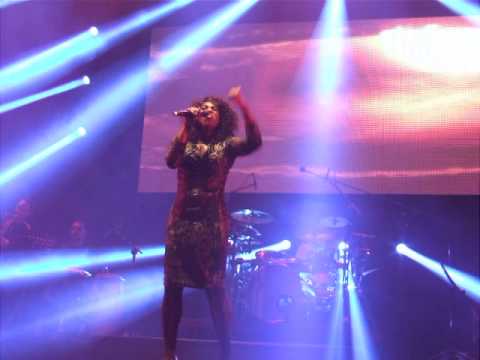 Éxito rotundo de la cantante Carlene Graham en Roquetas - YouTube