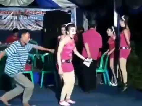 VIRALLLL SAWER KEPALA MASUK KE DALAM ROK BIDUAN