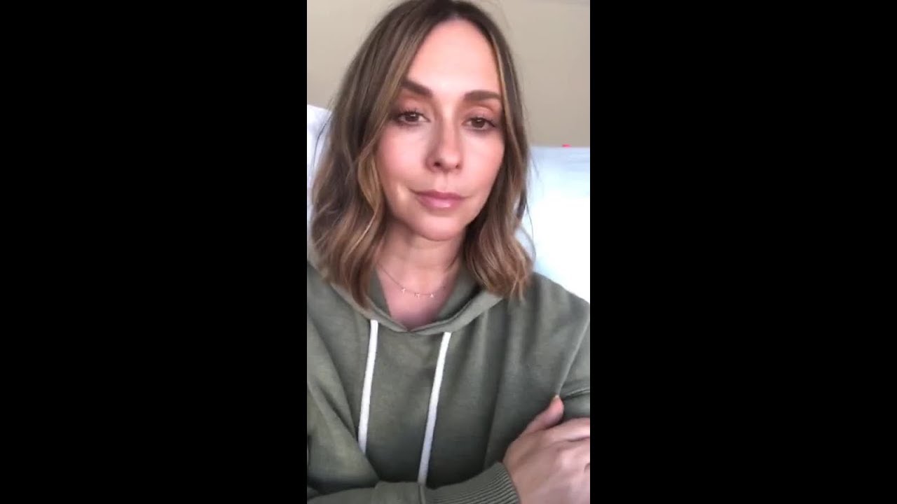 Recording a live video broadcast of Jennifer Love Hewitt on Instagram ...