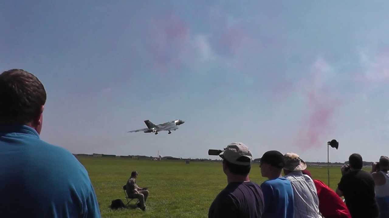 Avro Vulcan XH558 display at RAF Waddington | Full Display. - YouTube
