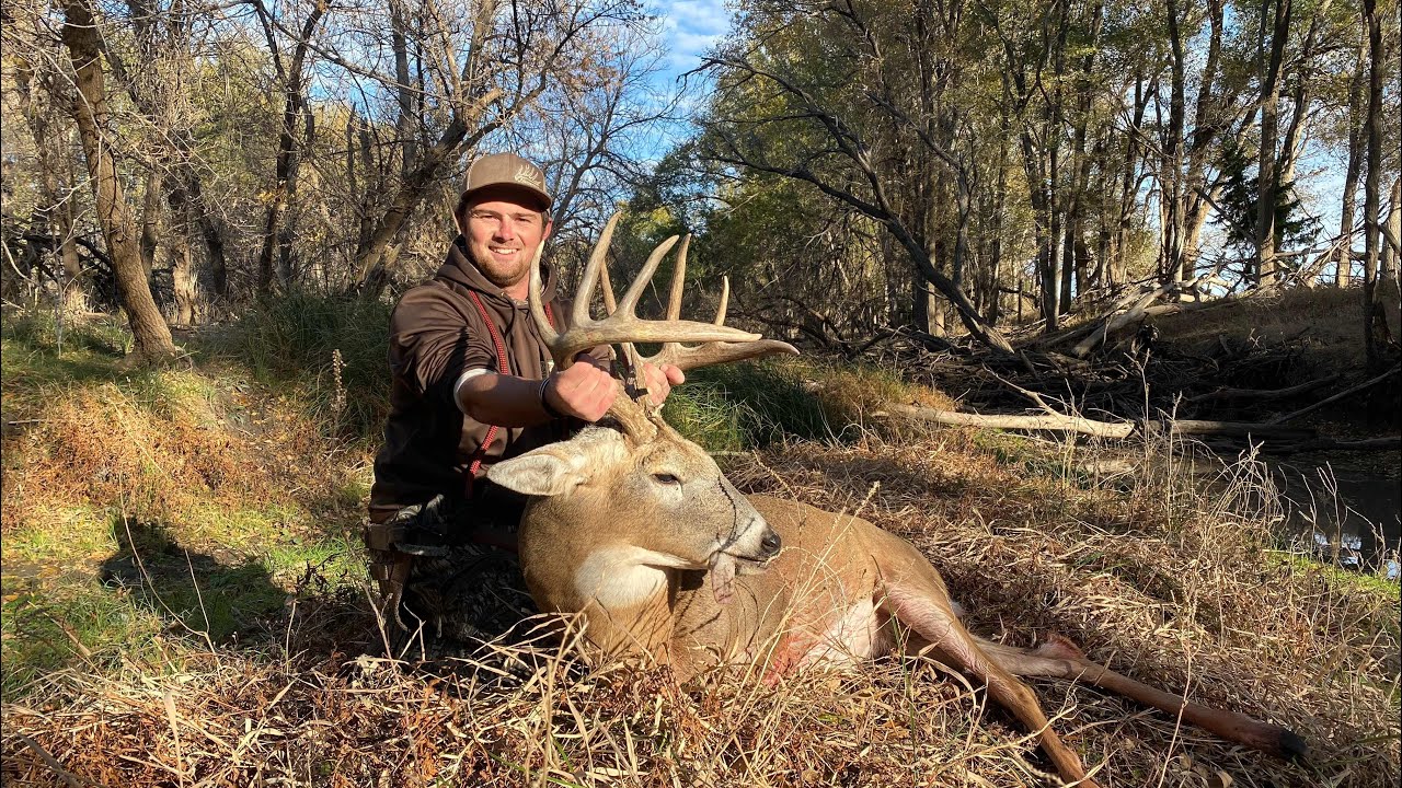 Mature Kansas Whitetail with a Bow, lots of deer footage!! - YouTube