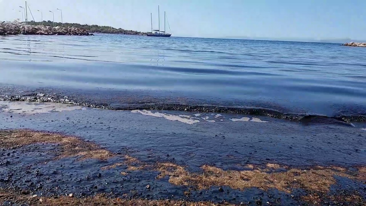 Παραλια Γλυφαδας. Μαυρη θαλασσα μετα την πετρελαιοκηλιδα - YouTube