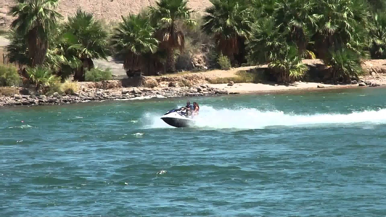 Jet Skis race up and down Colorado River in Laughlin, Nevada, 3 August ...