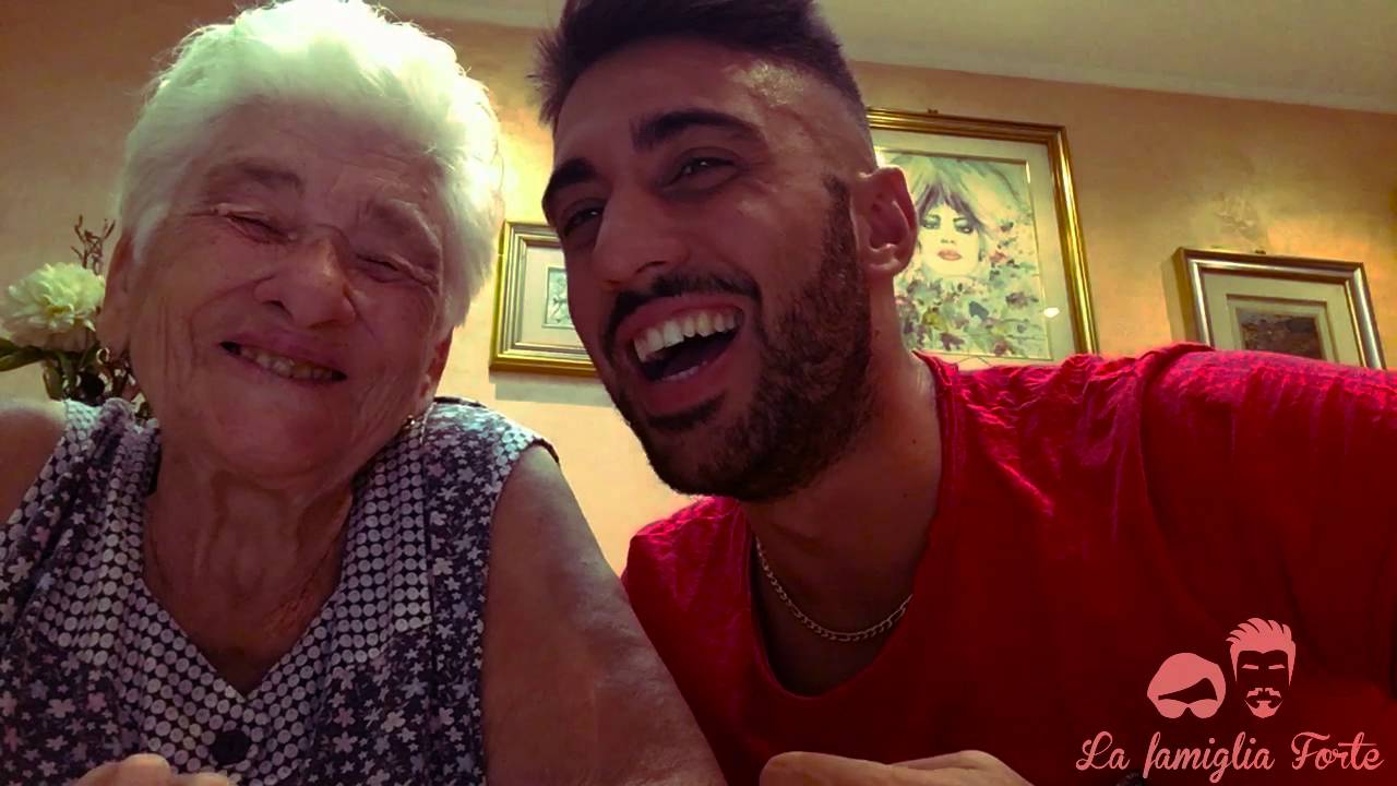 Nonna e gli alieni - YouTube